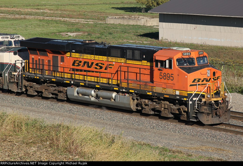 BNSF 5895